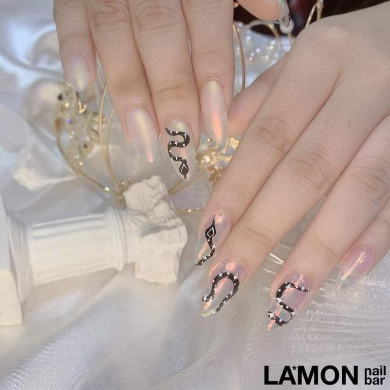 Top 50+ mẫu nail rắn đầy tạo bạo cho các cô nàng cá tính